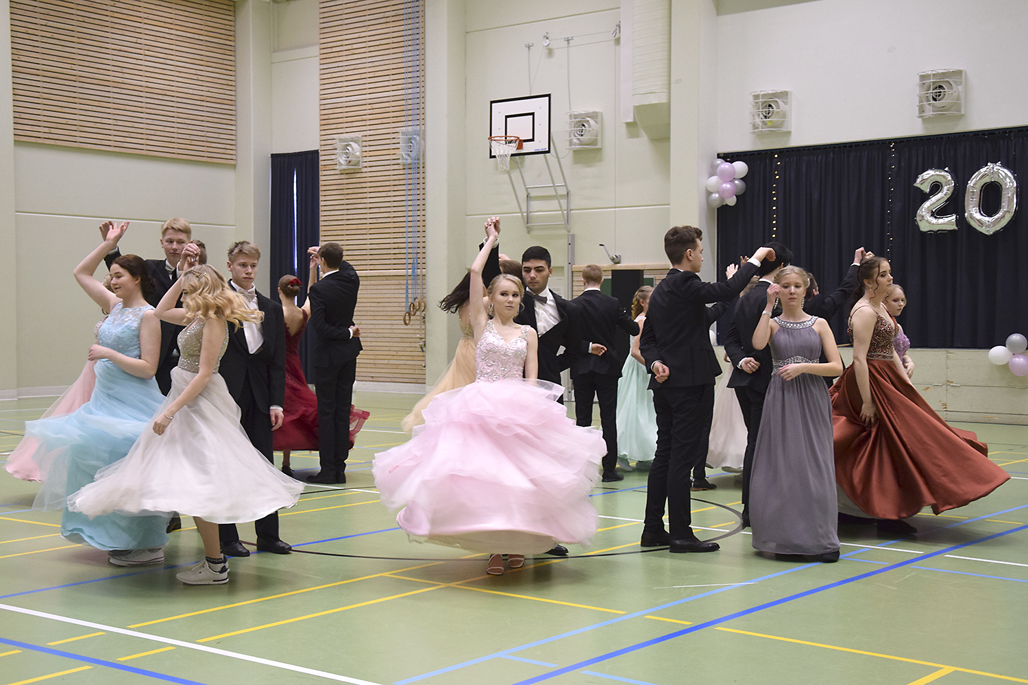 Vanhat valtaan näyttävästi | Kuhmoisten Sanomat