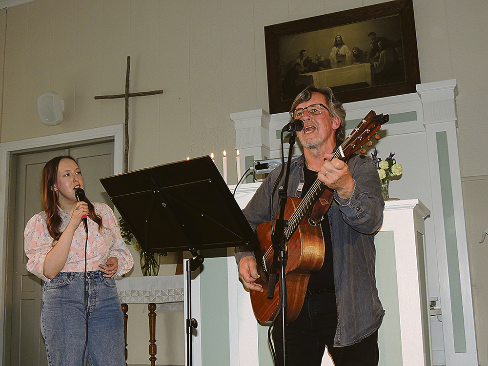 Simojoen keikka oli kuin pyhä kosketus, välispiikit naurattivat yleisöä ...