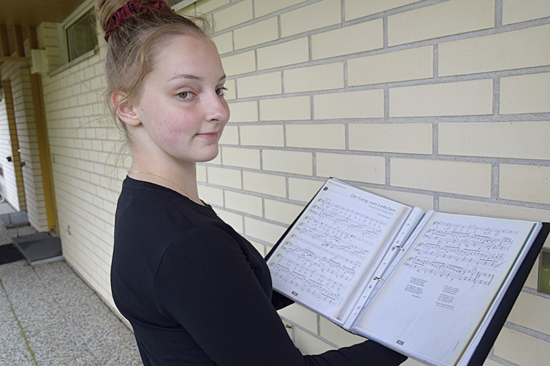 Nettiin_Veera sivuprofiilissa ja nuotit | Kuhmoisten Sanomat